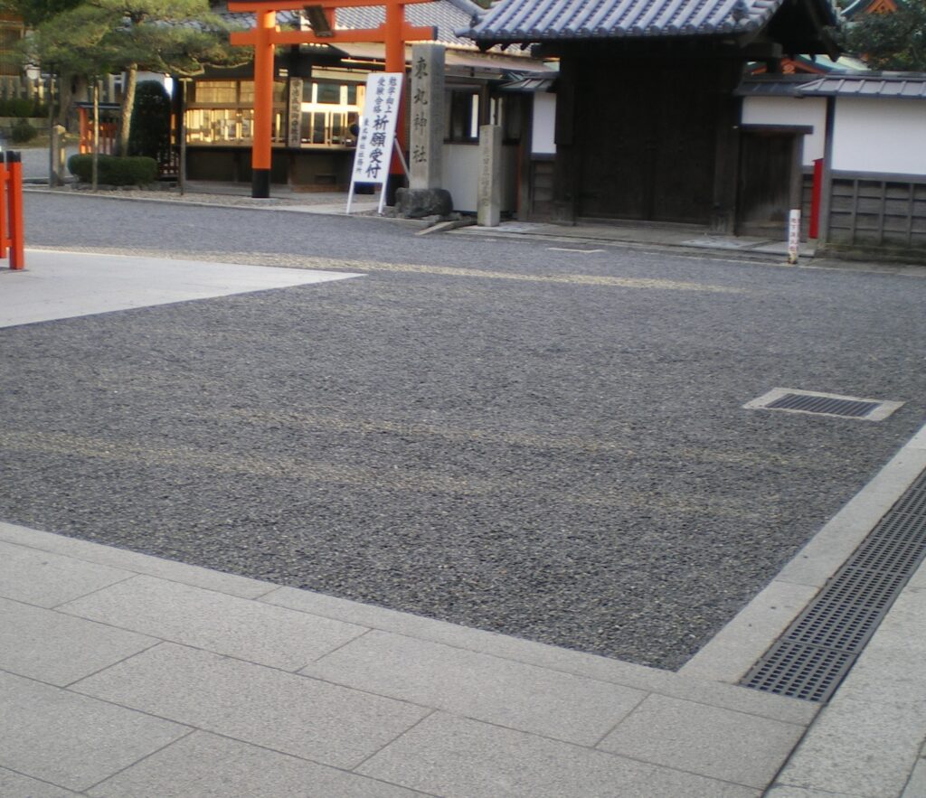 敷砂利が散らばらないようにする方法とは?砂利飛散防止の便利グッズまとめ 左官建材マガジン By ヤブ原産業